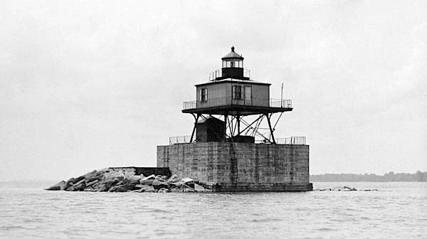 Horseshoe Reef Lighthouse at Buffalo Harbour - The Scuba News